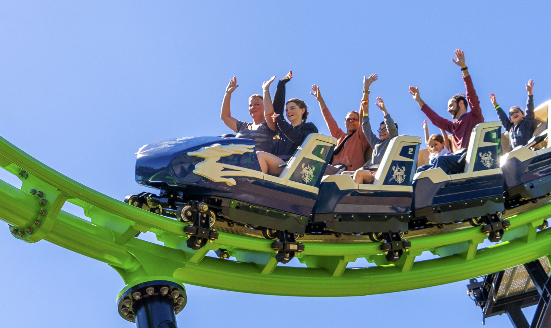 SANTA'S VILLAGE OPENS NEW FAMILY COASTER 'MIDNIGHT FLYER'! | Vekoma Rides Manufacturing BV
